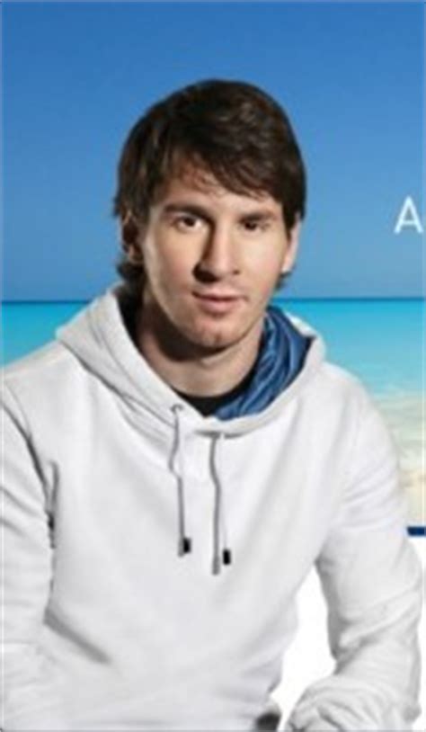 El padre de Messi firma con el presidente de Aerolíneas Argentinas un