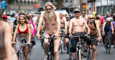 Kölner radeln halbnackt für Rechte von Radfahrern GMX AT