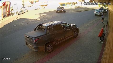 VÍDEO Motociclista é arremessado ao ser atingido por carro em