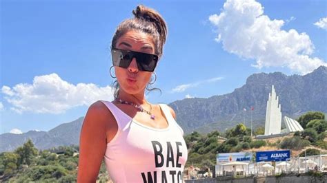 Zuhal Topal dan tatil pozları