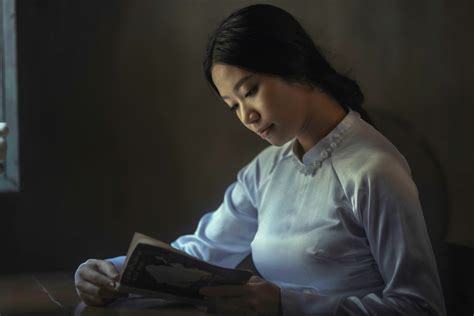Banco de imagens mão livro pessoa menina mulher leitura retrato