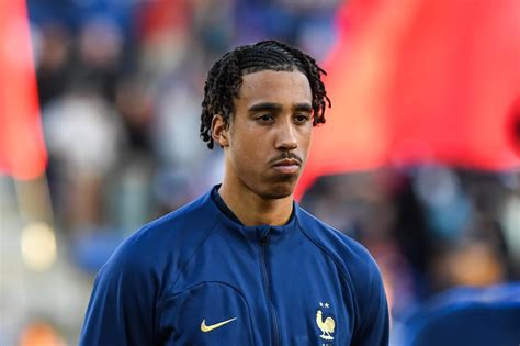 Le Real Madrid Fond Sur Leny Yoro Espagne Real Madrid So Foot