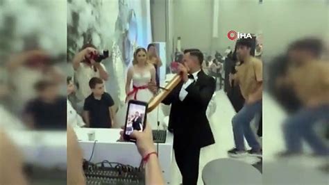 Kendi düğününde hem kemençe çaldı hem de oynadı Dailymotion Video