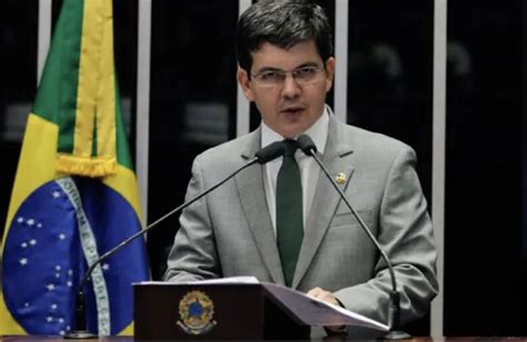 Senador Randolfe Rodrigues diz já ter assinaturas suficientes para CPI