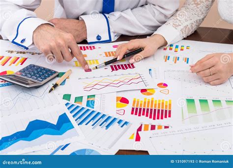 Analistas Financieros Que Trabajan Con Los Gráficos Y Los Diagramas De
