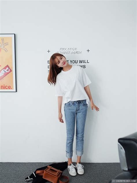 Bộ sưu tập 500 mẫu Áo phông trắng quần Jean Thể hiện phong cách cá tính