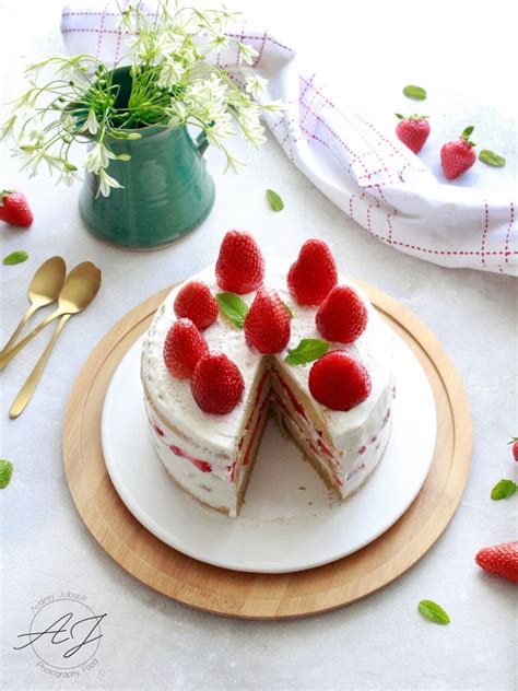 Naked Cake Aux Fraises Et Chocolat Blanc Petit Bec Gourmand