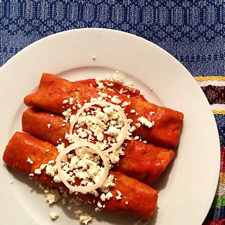 Cómo hacer enchiladas rojas rellenas de queso fresco Receta para una