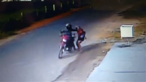 Vídeo Mulher é esfaqueada em rua de Boa Vista pelo ex e sobrevive