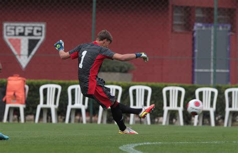 Quem é Leandro Goleiro promessa da base do São Paulo e cria de Ceni