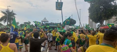 Manifestação pró Bolsonaro reúne centenas de pessoas na Ponta Negra em