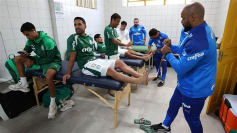 Palmeiras encaminha duas saídas e fica de olho no mercado