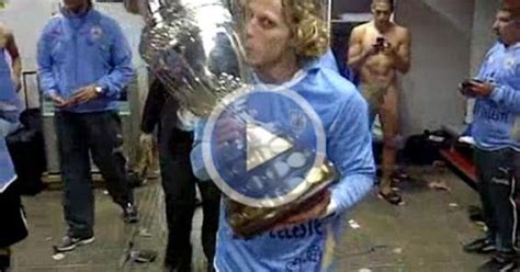 Video Martín Cáceres se cuela desnudo mientras Diego Forlán celebra