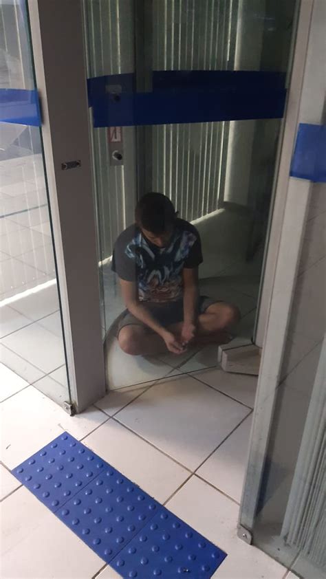 Homem fica preso em porta giratória ao tentar furtar banco em Fortaleza