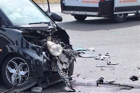 Incidente Mortale Sulla Via Del Mare Schianto Tra Moto E Smart Perde
