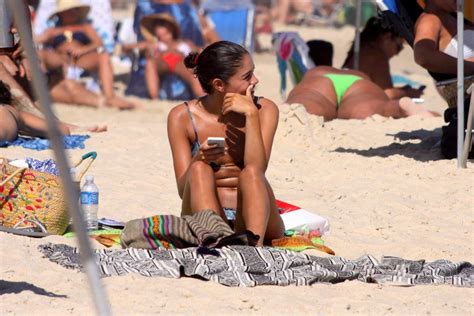 Sophie Charlotte exibe corpão e posa os fãs na praia fotos em