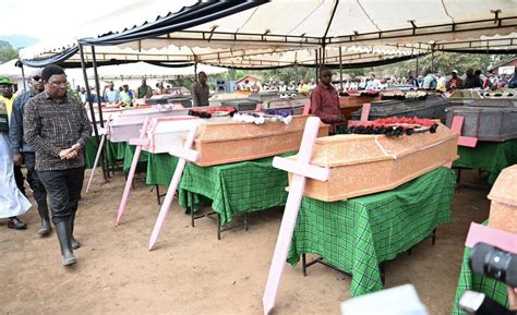 WAZIRI MKUU KASSIM MAJALIWA AKITOA HESHIMA ZA MWISHO KWA MIILI YA WATU
