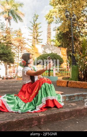 Hombre nicaragüense en traje popular en el campo hombre vestido de