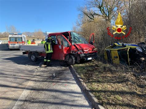 Incidente Sulla 318 Di Valfabbrica Furgone Tampona Auto Anas