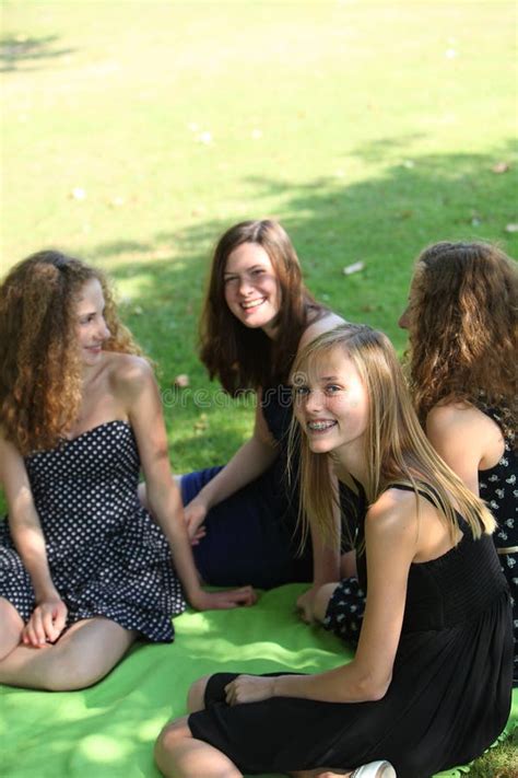 Groupe De Jeunes Filles S Asseyant En Parc Image Stock Image Du