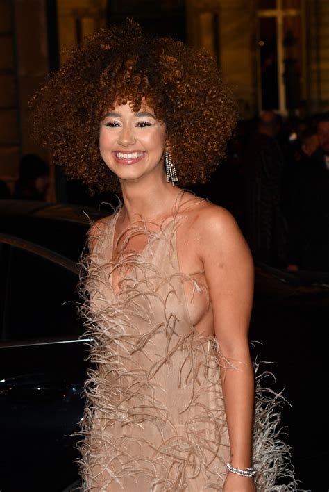 Photo Notamment par rapport à d autres stars du Net comme Léna