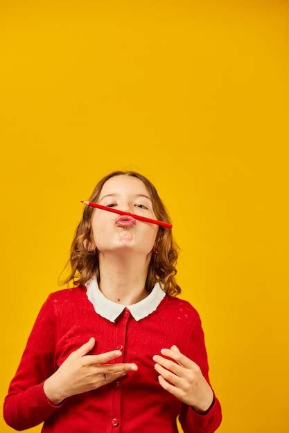 Una Colegiala Adolescente Divertida Hace Bigote En La Cara Con Un L Piz