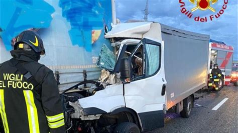 Schianto In Autostrada Si Scontrano Un Furgone E Un Autoarticolato