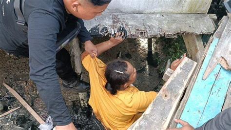 Emak Emak Ini Kabur Saat Polisi Gelar Gerebek Kampung Narkoba Di