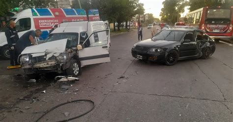 Dos Autos Protagonizaron Un Violento Choque Durante La Madrugada En