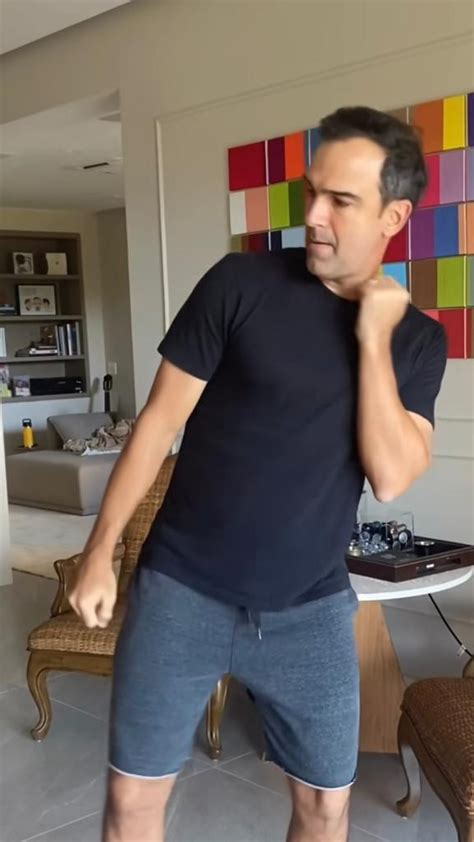 Tadeu Schmidt revela fetiche diferente da esposa Me acha um tesão