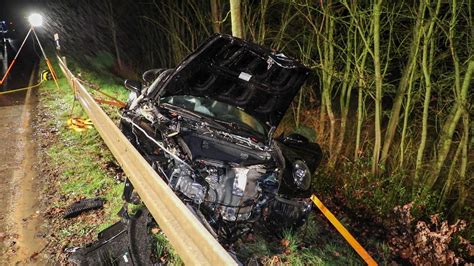 NonstopNews Porsche Kracht In Hessen Gegen Baum Fahrer Und