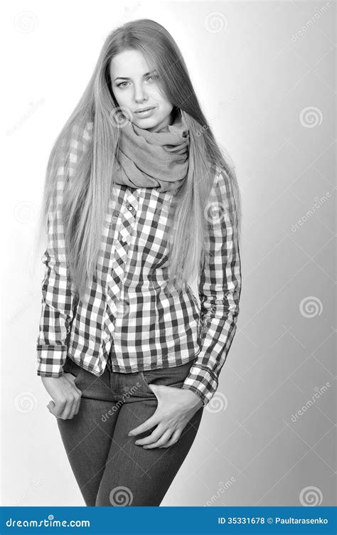 Jeune Pose Modèle Sensuelle De Fille Dans Le Studio Photo Blanc Noir