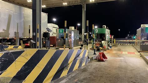 A Gazeta Caminhão perde freio e bate em cabine de pedágio da BR 101