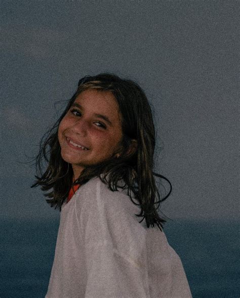 Deborah Secco posta cliques de biquíni a filha em Noronha