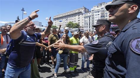 Miles De Personas Protestan En Argentina Durante La Huelga General