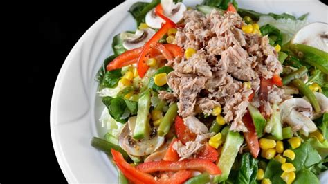 Come ligero con esta receta de tostadas de jícama con atún son