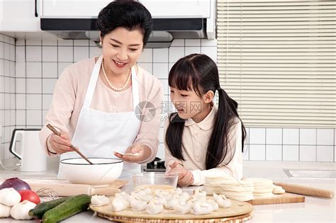 奶奶教孙女如何包饺子高清图片下载 正版图片501800004 摄图网
