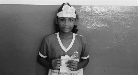 Menina de 7 anos morre após pegar celular carregando em tomada em
