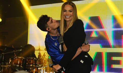 Filho de Solange Almeida lança 1ª turnê e emociona artista