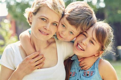 Portrait D Une Famille Jouante Heureuse Dehors Parents Avec La Fille