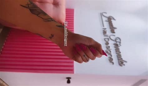 Namorada de Éder Militão faz tatuagem em homenagem ao atleta