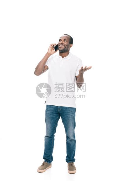 带着微笑的年轻非洲男子在用智能手机说话高清图片下载 正版图片502705237 摄图网