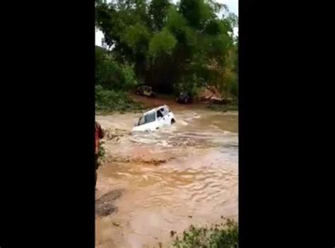Família é resgatada de carro arrastado por correnteza VEJA VÍDEO