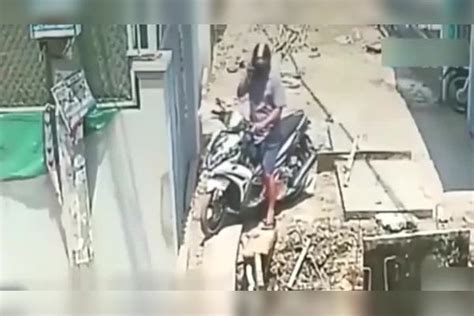 男子单手骑车打电话不慎掉入粪坑监控拍下这倒霉的画面 粪坑 监控 男子