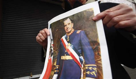 PDI incauta a joven de 15 años pistola de Augusto Pinochet