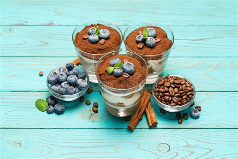 Postre Cl Sico Del Tiramisu En Un Vidrio Con Los Ar Ndanos En Fondo De