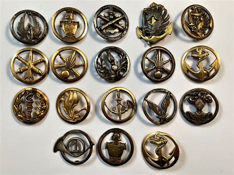 Ensemble comprenant 18 INSIGNES DE BERETS BE à TBE