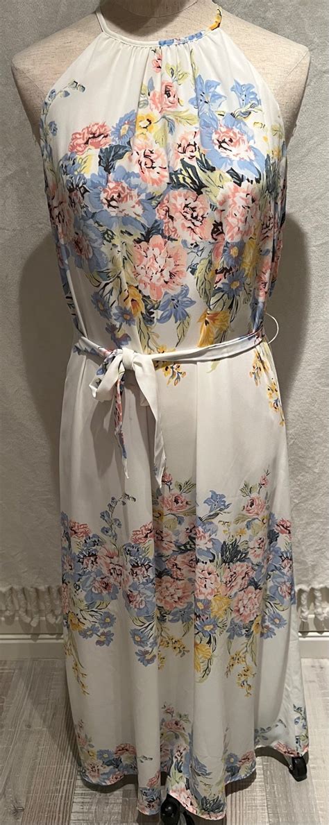 Se produkter som liknar Jättefin blommig klänning max på Tradera