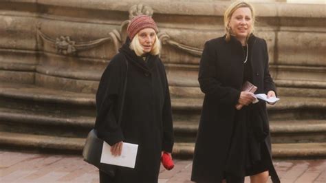 Galerie Hosté inaugurace Petra Pavla Dagmar Havlová v rudých šatech s