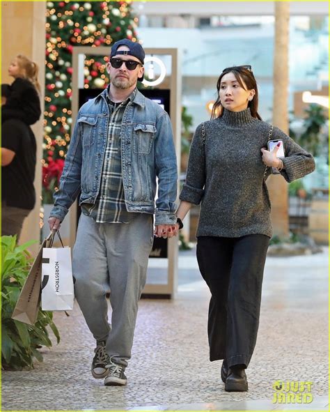 Macaulay Culking Brenda Song Hold Hands While Shopping After First